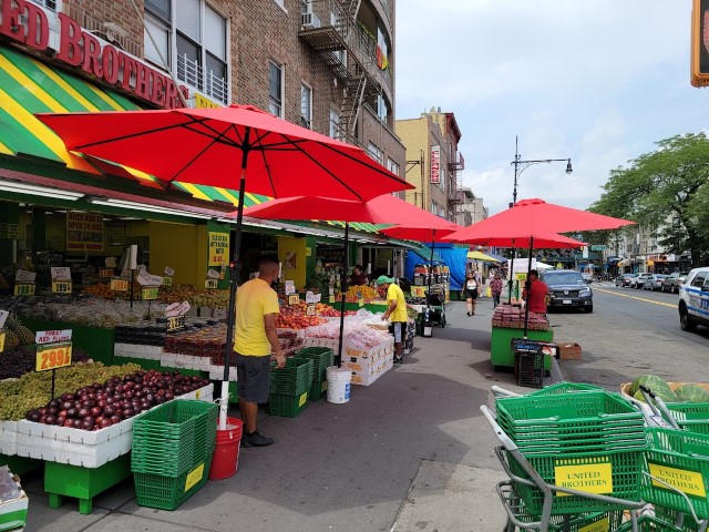 Ανάρπαστες οι γρανίτες του «United Brothers Fruit Market» στην Αστόρια ...