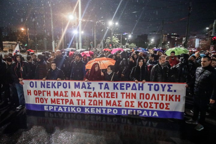 Βουβός θρήνος στην πόλη για τα θύματα των Τεμπών - Τα μηνύματα των ...