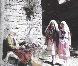 «Οι παραδοσιακές φορεσιές της Δρόπολης και του Πωγωνίου» σε πρωτότυπο ...