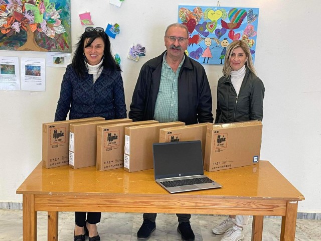 Η Νεολαία της Παγκρητικής δώρισε έξι υπολογιστές στα Χανιά - Anamniseis
